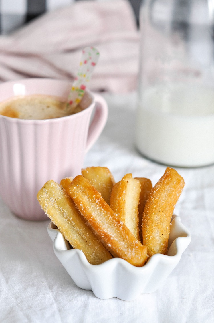 Receta de churros caseros con azúcar y canela