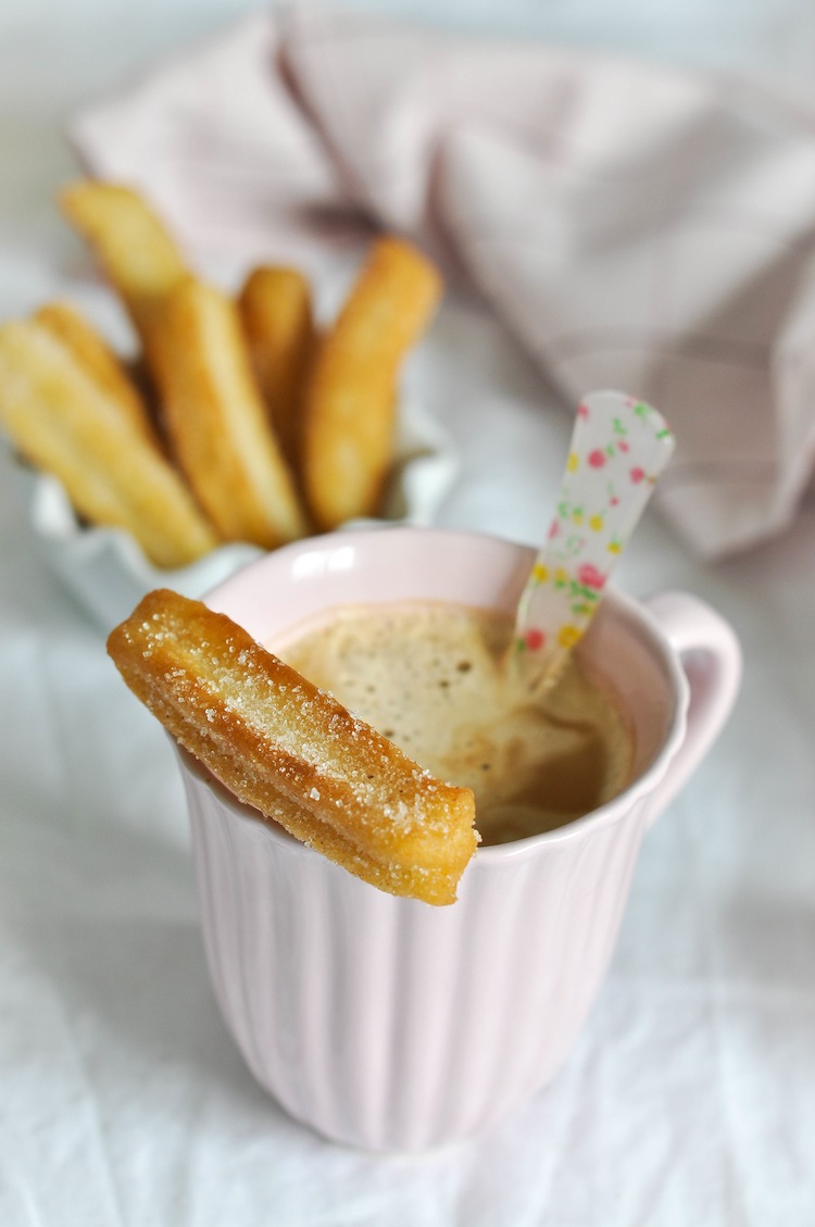 Receta de churros caseros con azúcar y canela